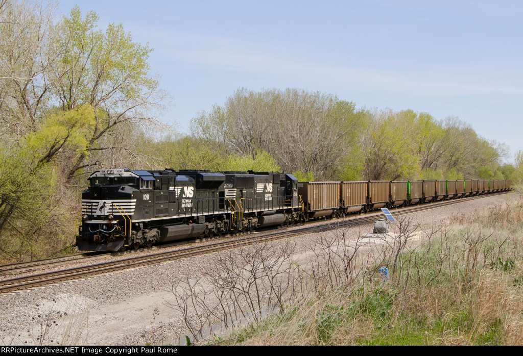 NS 1091, EMD SD70ACe, 2508 EMD SD70 with westbond empties on the BNSF at
